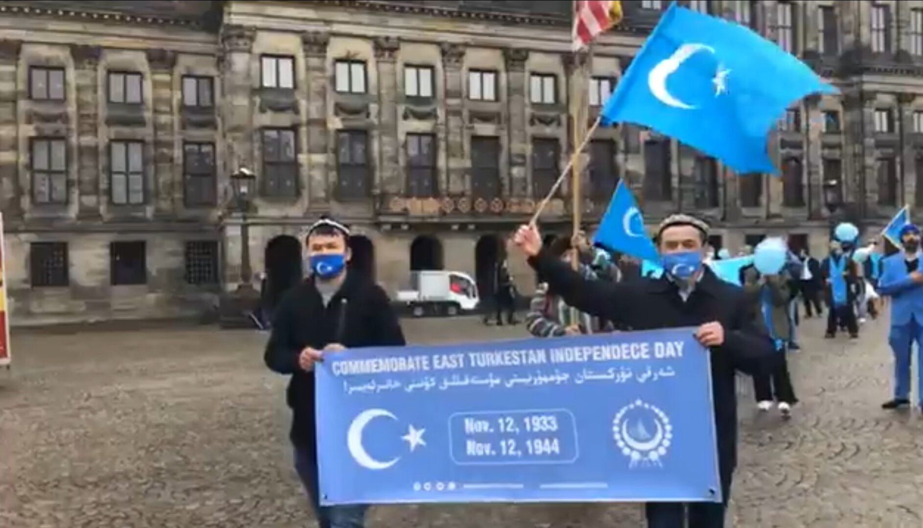 Vlagceremonie Oost-Turkestaanse republiek op de DAM – Vereniging Free ...